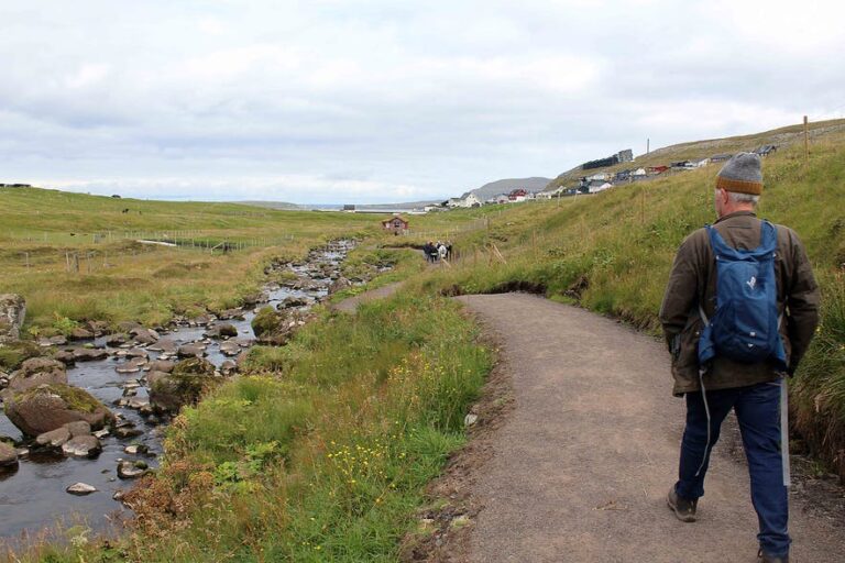 Lake Leitisvatn: The Floating Lake & Trælanípa Cliff Hike